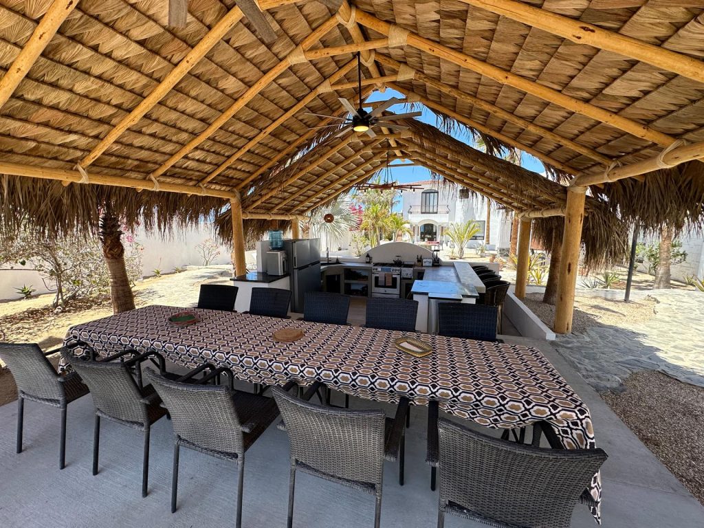 Communal Kitchen & Dining Area - Lejos De Todo