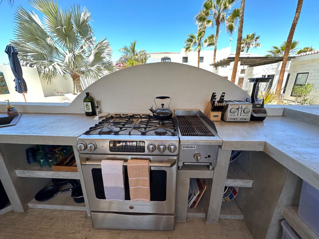 Communal Kitchen & Dining Area - Lejos De Todo