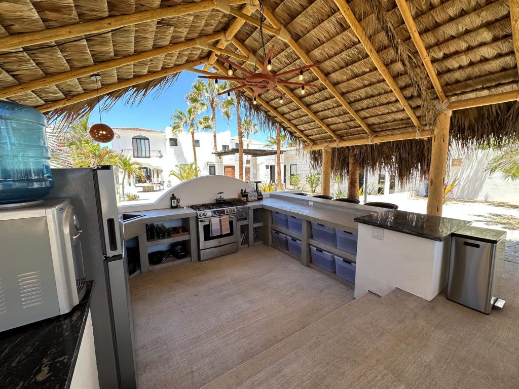 Communal Kitchen & Dining Area - Lejos De Todo