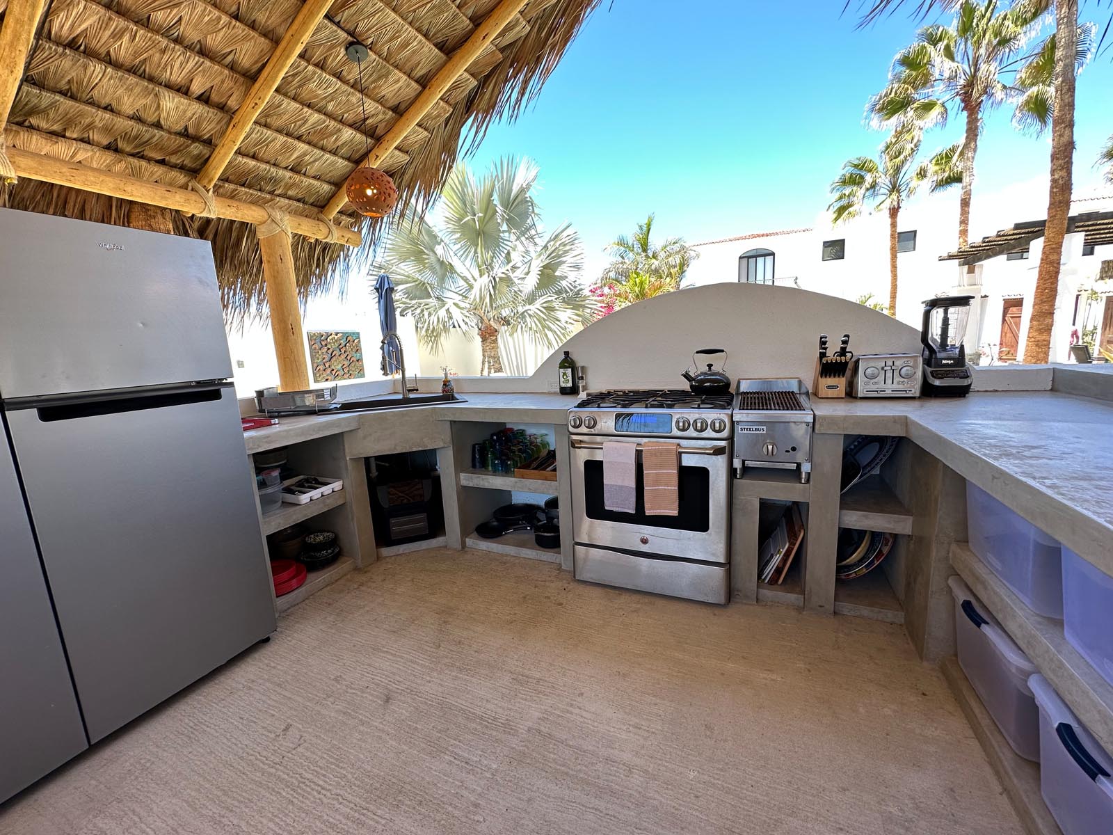 Communal Kitchen & Dining Area - Lejos De Todo