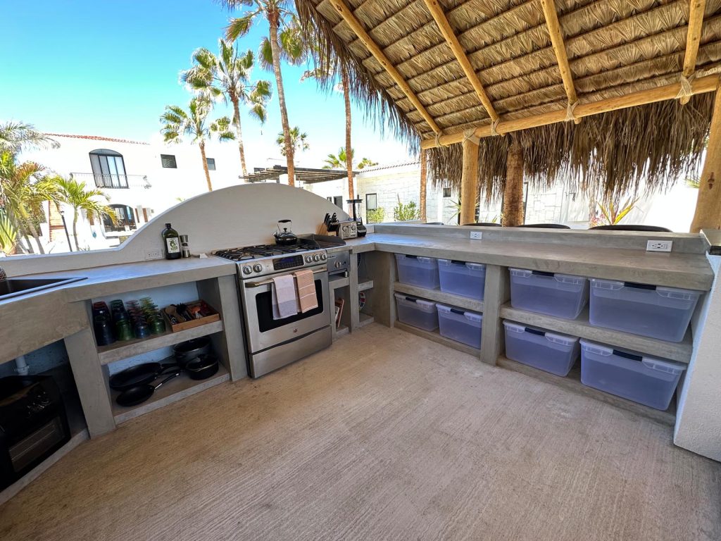 Communal Kitchen & Dining Area - Lejos De Todo