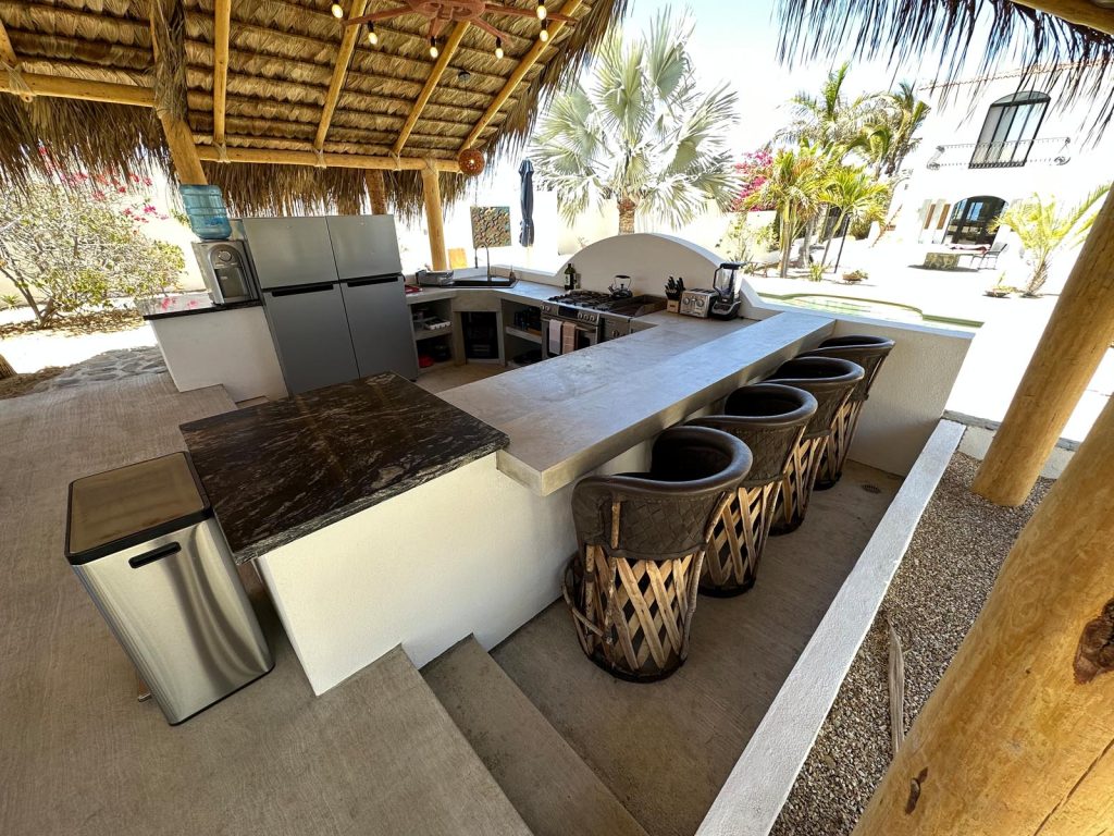 Communal Kitchen & Dining Area - Lejos De Todo